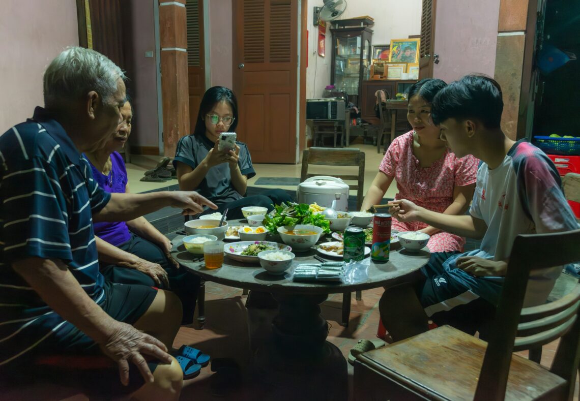 Fenomena Phone Snubbing (Phubbing): Ketika yang Jauh Semakin Dekat ...